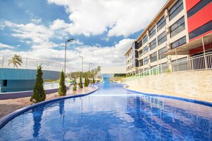 Piscina interior, piscina exterior, espreguiçadeiras 