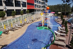 Piscina interior, piscina exterior, espreguiçadeiras 