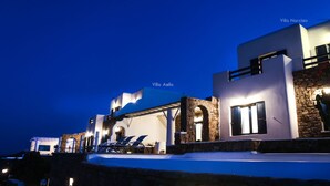 Uma villa moderna com área de estar coberta ao ar livre e piscina.