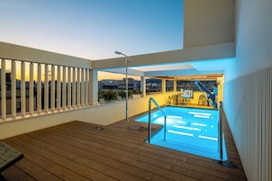 Piscina exterior sazonal, da(s) 10:00 à(s) 20:00, espreguiçadeiras