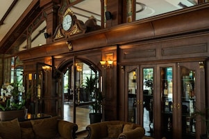 3 bares/lounges, um bar junto à piscina