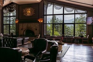 3 bares/lounges, um bar junto à piscina