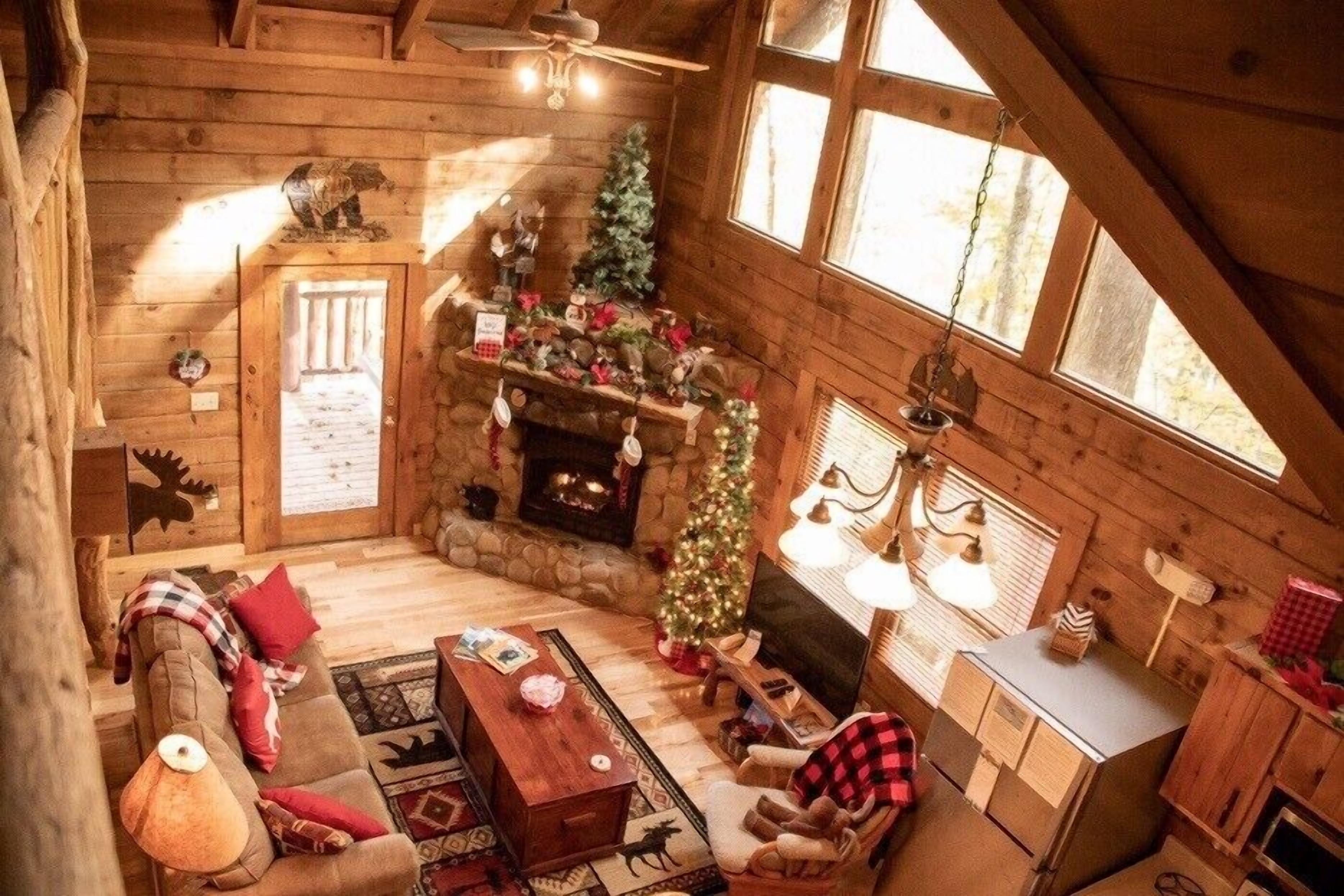Cozy Cabin!  Perfect Honeymoon Or Private Getaway.  Hot Tub & Fireplace - Gatlinburg
