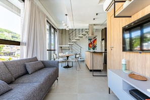 Apartamento Deluxe | Sala de estar | Smart TV de 40 polegadas com canais digitais 