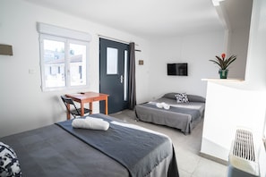 Quartos à prova de som, Wi-Fi de cortesia, roupa de cama