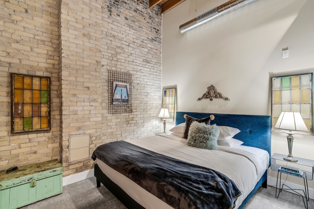 Dakota Gal Digs | Blue Serif - Milwaukee, WI