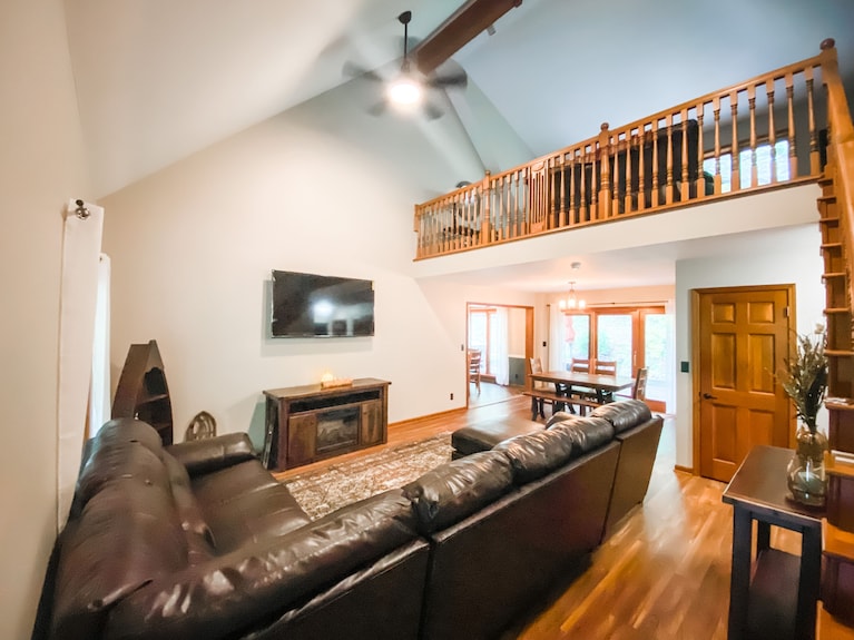 Spacious & Scenic Gem: Hot Tub, Deck, Views, Games - Ohio