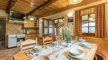 Casa Familiar, 3 quartos, lareira (Forge of Happiness Rustic Retreat) | Restaurantes