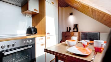 Apartamento, 1 quarto | Cozinha privada | Um frigorífico, uma placa de cozinha, uma cafeteira/bule