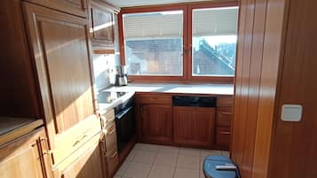 Apartamento, varanda, vista para o jardim | Cozinha privada | Um frigorífico, uma placa de cozinha, uma cafeteira/bule