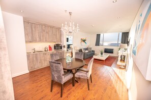 Apartamento Familiar, várias camas, cozinha, vista para o mar | Sala de estar | Smart TV de 45 polegadas com canais via satélite, televisor 