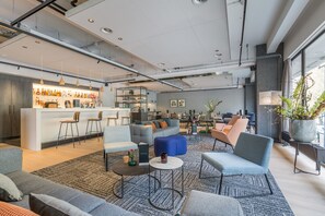 Área de estar no saguão