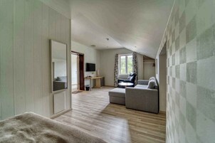 Quarto Quádruplo Júnior | Minibar, secretária, secretária adequada para computadores portáteis 