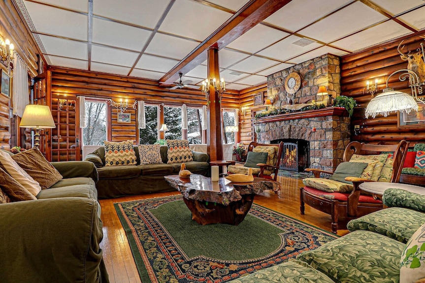 Historic Prohibition Lodge Next To Golf Course With Private Beach - Wisconsin