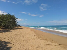 Na praia, espreguiçadeiras 