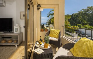 Apartamento Signature em Condomínio Fechado | Sala de estar | Televisor de ecrã plano de 40 polegadas com canais por cabo, televisor 