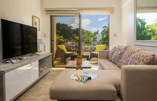 Condo com design assinado | Área de estar | TV de tela plana 40 polegadas com canais a cabo, TV