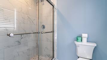 Apartamento Premium, várias camas, pátio, vista para o oceano | Casa de banho | Um polibã, produtos de higiene exclusivos