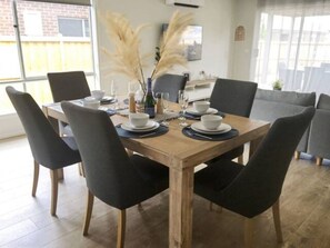 Apartamento Básico, 4 quartos | Refeições no quarto
