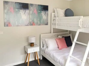 Apartamento Básico, 4 quartos | 4 quartos, com decoração personalizada, com mobília individualizada 