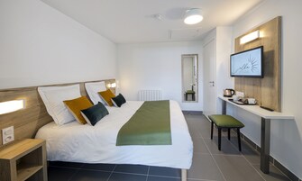 Quarto casal conforto | Roupas de cama premium, quartos à prova de som, Wi-Fi de cortesia