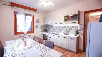 Apartamento | Cozinha privada | Geladeira, fogão, cooktop, chaleira elétrica