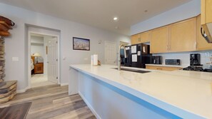 Condo, 2 quartos | Cozinha privada | Geladeira, micro-ondas, fogão, lava-louças