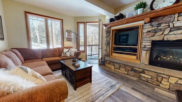 Condo, 2 quartos | Sala de estar | TV