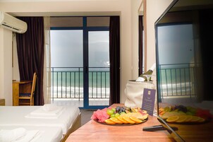 Standard Twin Room, Sea View | Secretária, cortinas/cortinados opacos, ferro/tábua de engomar 