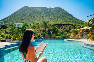 2 piscinas exteriores, guarda-sóis, espreguiçadeiras 