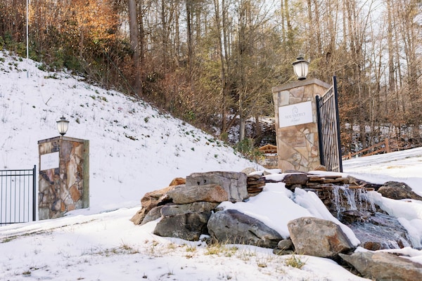 Cozy Cabin #2 - 4 Wheel Drive Highly Recommended During Winter - Roan Mountain State Park, Roan Mountain