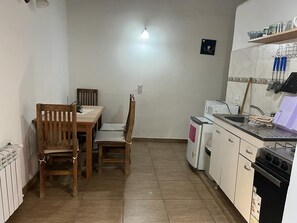 Apartamento Clássico, 1 quarto | Cozinha privada | Um frigorífico/congelador grande, um micro-ondas, um forno 