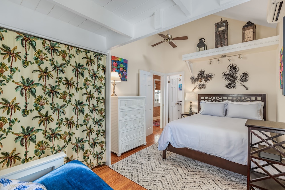 Good Vibes ~ 2 Cottages W/ 4 Br/3 Ba, Outdoor Oasis And Parking! - Key West
