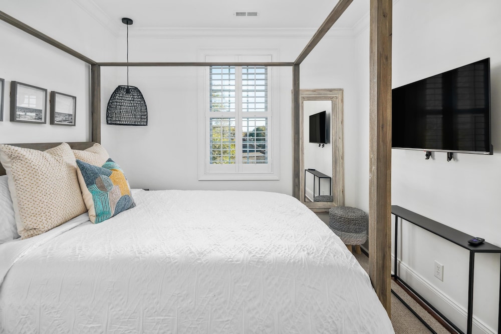 Enjoy A Winter Getaway To The Beach! 5 Br Spacious & Bright - Folly Beach, SC