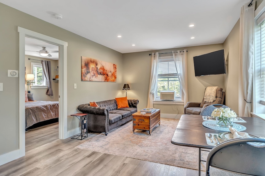 Cozy 1 Bedroom, 1 Bath, Sleeps 4 Fully Equipped Apartment - Maine