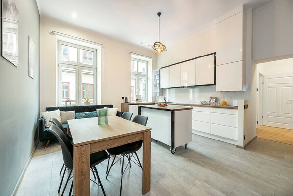 Apartamento, várias camas | Cozinha privada | Um frigorífico, um forno, uma placa de cozinha