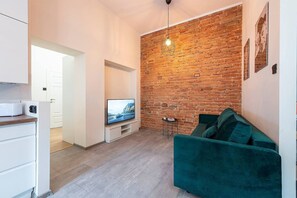 Apartamento, várias camas | Sala | Televisor de 30 polegadas com canais digitais