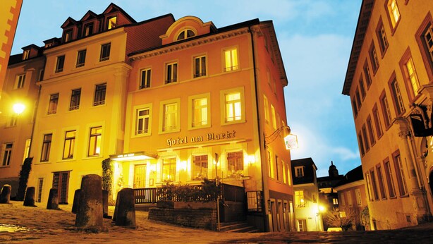 Um edifício histórico com uma placa que diz 'Hotel am Markt'.