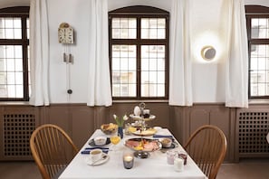 Café da manhã com pratos da culinária local grátis todos os dias