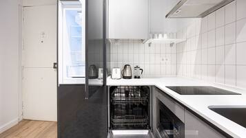 Um forno, uma máquina de lavar louça, uma cafeteira/bule