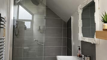 Casa de campo | Banheiro | Chuveiro, secador de cabelo, toalhas de banho, shampoo