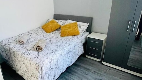 Stunning 4-bed House In Liverpool L15 - Liverpool