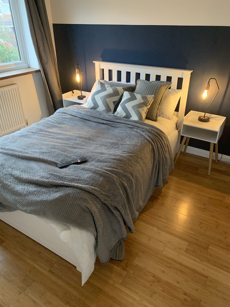 4 Bedroom Worker Property Parking - Kettering