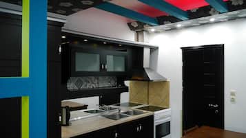 Vila, 2 quartos, vista para o jardim | Cozinha privada | Geladeira grande, fogão, cafeteira/chaleira, chaleira elétrica