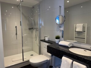 Roupas de cama premium, cofres nos quartos, individualmente decorados
