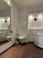 Quarto casal econômico | Banheiro | Produtos de toalete grátis, secador de cabelo, toalhas de banho