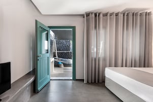 Cozy Room with Outdoor Heated Hot Tub | Roupa hipoalergénica, cofre no quarto, com decoração personalizada 