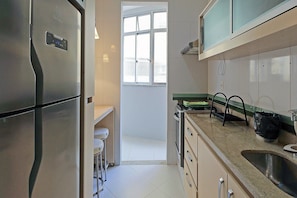 Apartamento Deluxe | Cozinha privada | Uma torradeira, utensílios de cozinha 