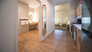 1 quarto, edredons de pluma, escrivaninha, cortinas blackout