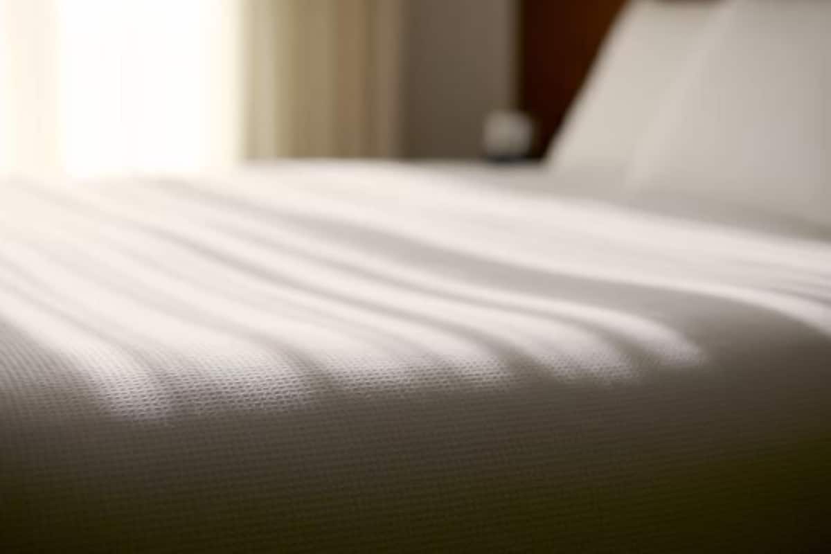 Edredons de pluma, cofres nos quartos, escrivaninha, cortinas blackout